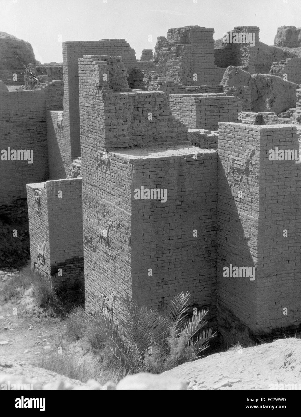 L'Iraq. Babilonia, vista cadendo in rovina. La porta di Ishtar che ...