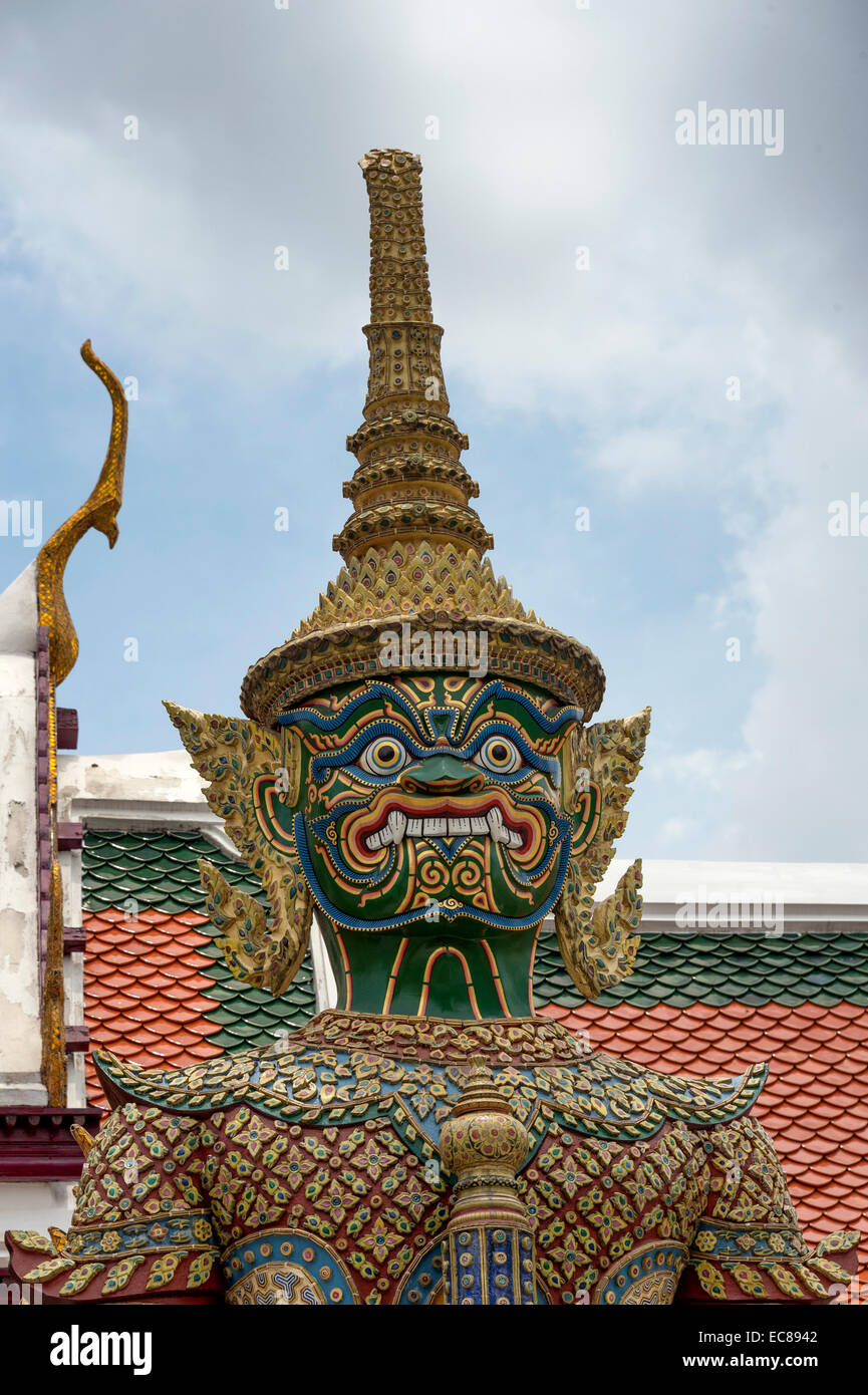 Faccia feroce della statua nel grand palace di bangkok immagini e ...