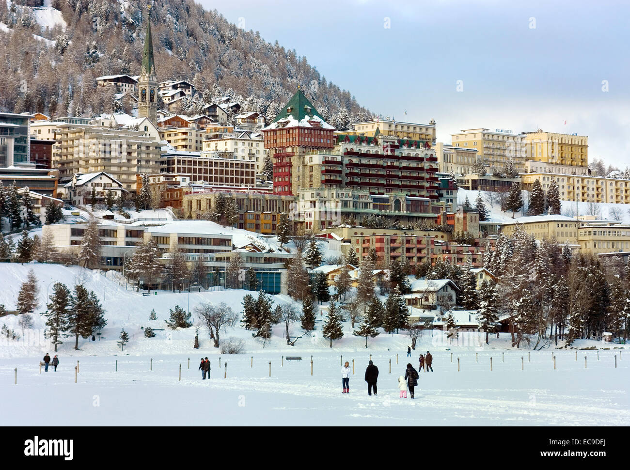 Centro storico di San Moritz Village e il Lago di San Moritz in inverno ...