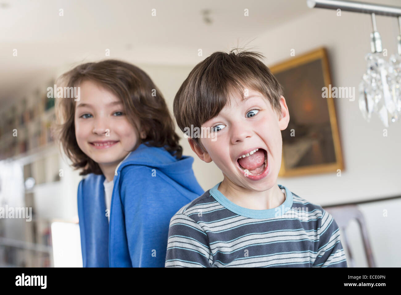 Tirando facce buffe espressione facciale immagini e fotografie stock ad ...