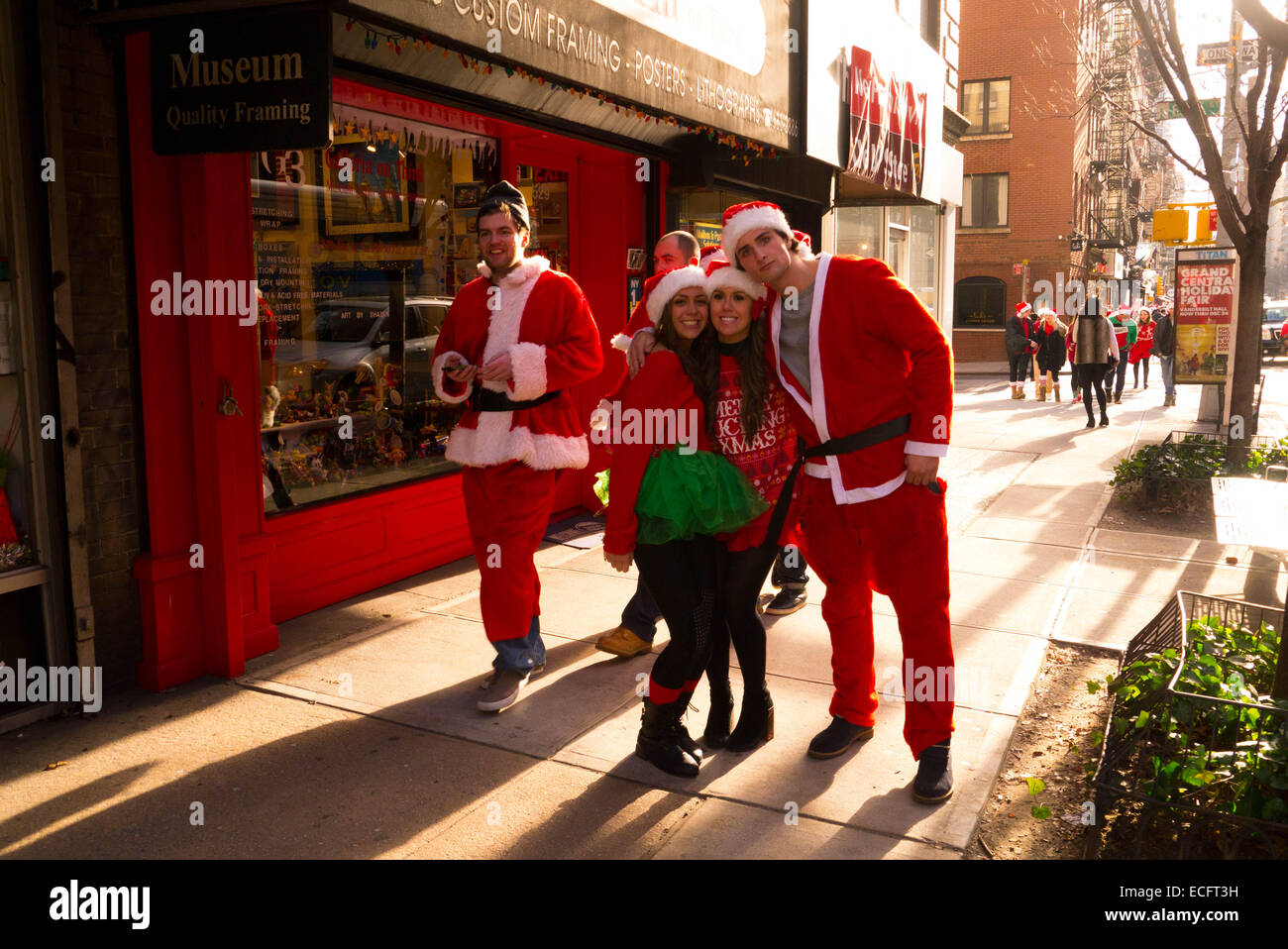 Festaioli di babbo natale immagini e fotografie stock ad alta ...