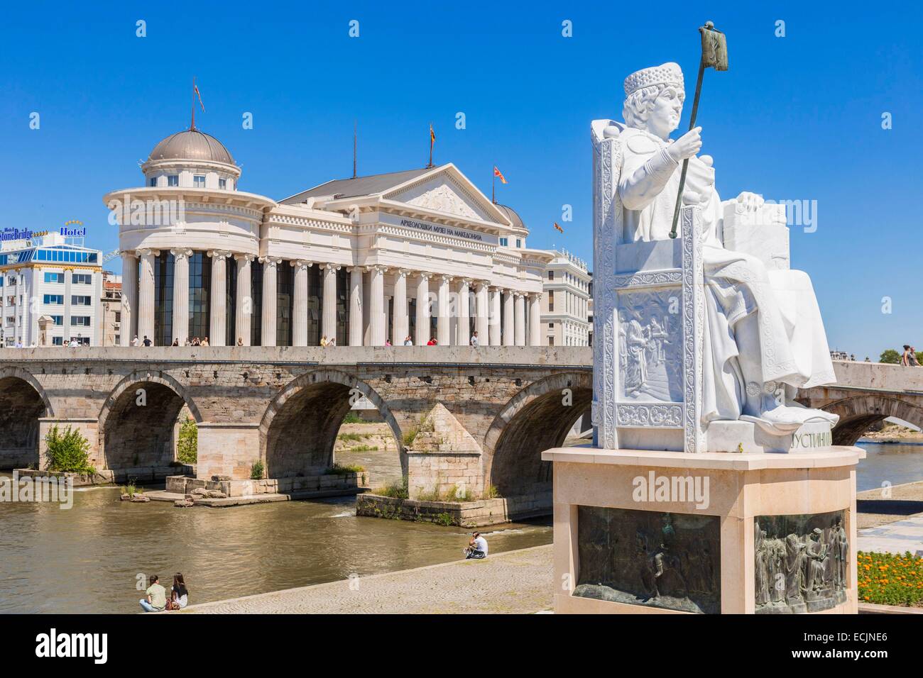 Repubblica di Macedonia Skopje, il ponte di pietra sul fiume Vardar, il ...
