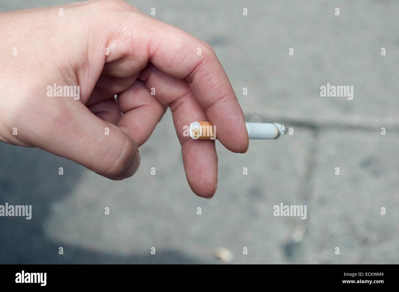 Mano che tiene una sigaretta immagini e fotografie stock ad alta risoluzione - Alamy