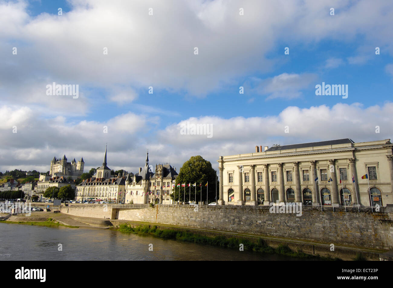 Fiume Loira, castello di Saumur, Chateau de Saumur e St. Pierre Chiesa ...