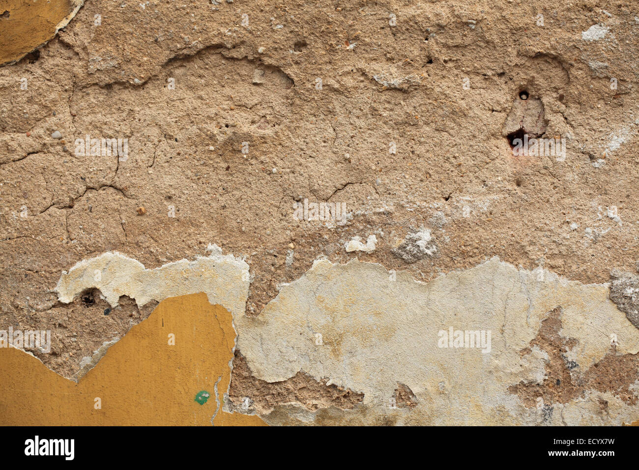Vecchio muro con intonaco rotto. Texture di sfondo Foto stock - Alamy