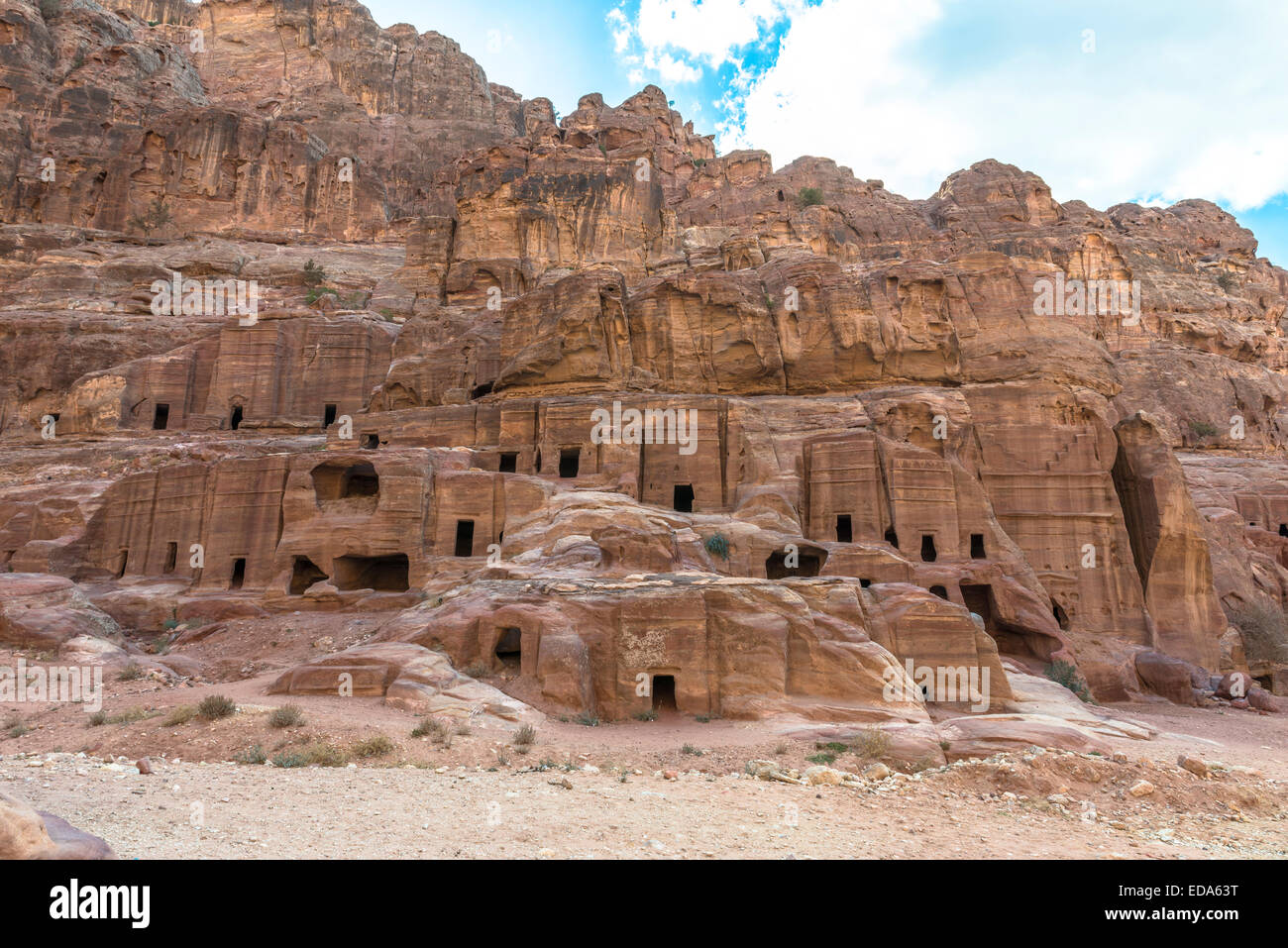 Antiche case sulla facciata Street in Petra scavate nella roccia in ...