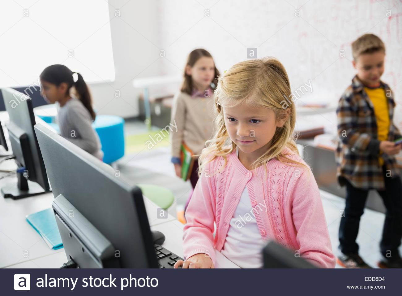 Studenti delle scuole elementari che usano il computer immagini e ...