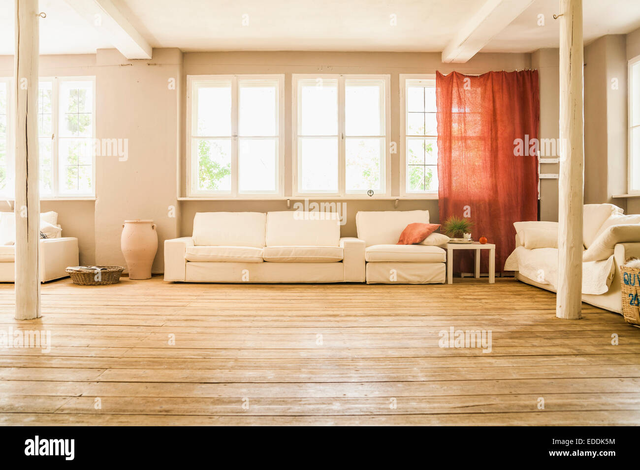 Salotto pavimento in legno immagini e fotografie stock ad alta ...