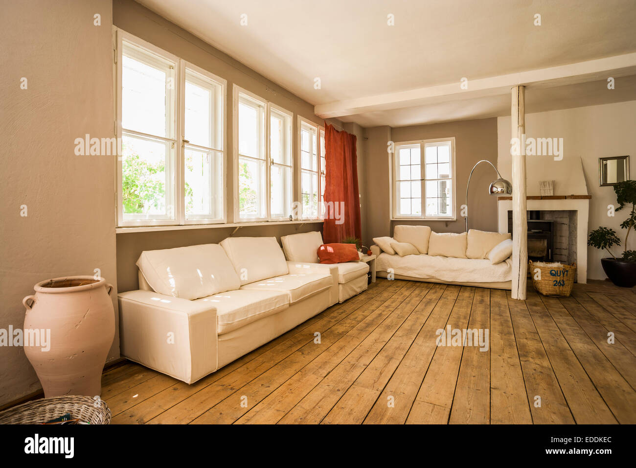 Salotto pavimento in legno immagini e fotografie stock ad alta ...