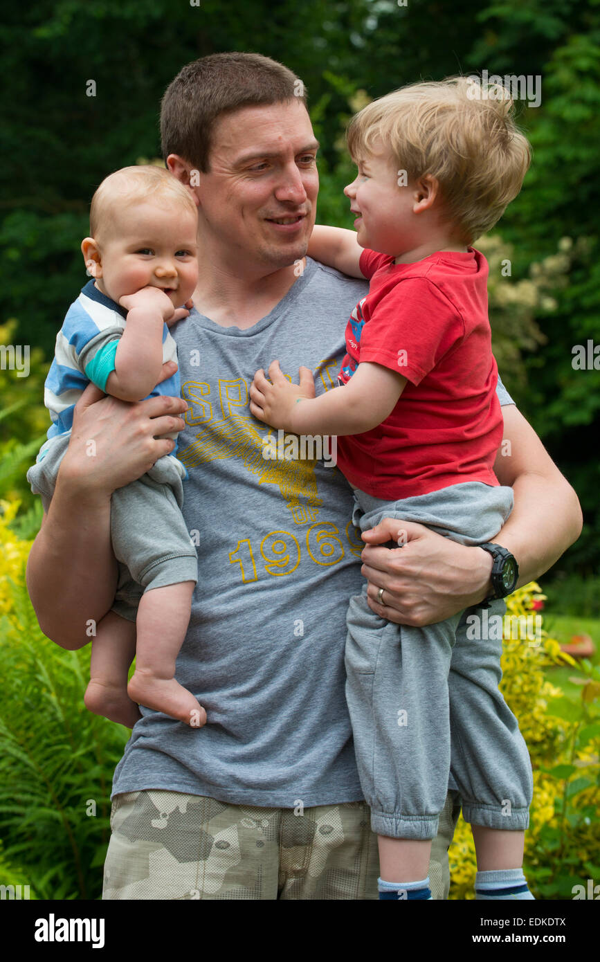 Papà e figli immagini e fotografie stock ad alta risoluzione - Alamy