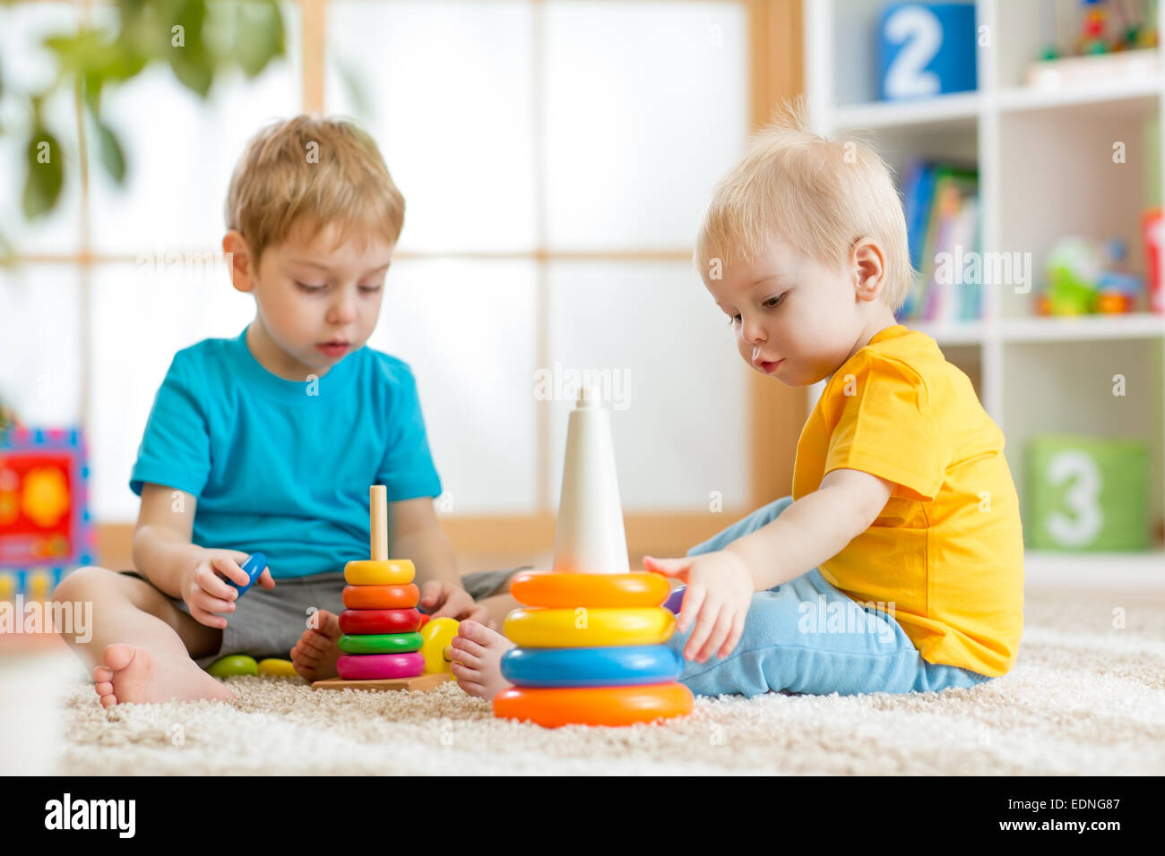 Bambini che giocano insieme immagini e fotografie stock ad alta ...