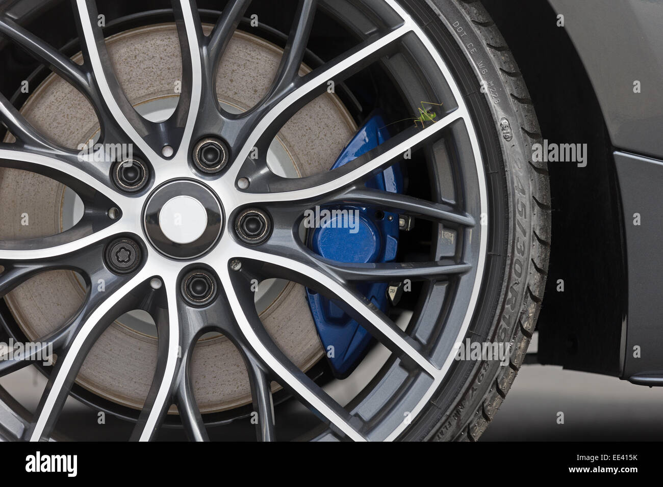 Cerchi in lega per pneumatici immagini e fotografie stock ad alta ...