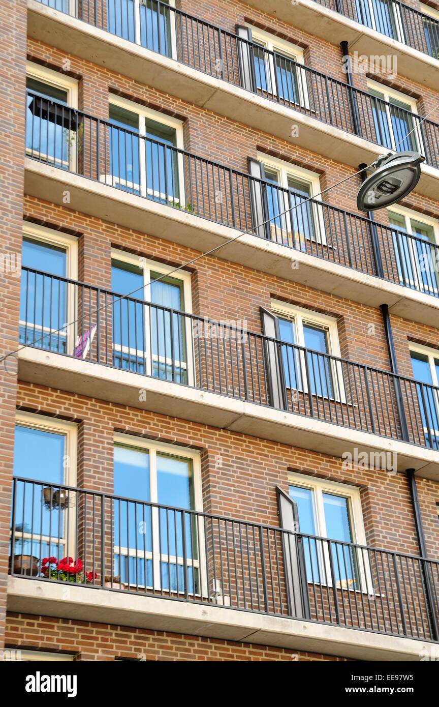 Finestre con balconi immagini e fotografie stock ad alta risoluzione ...