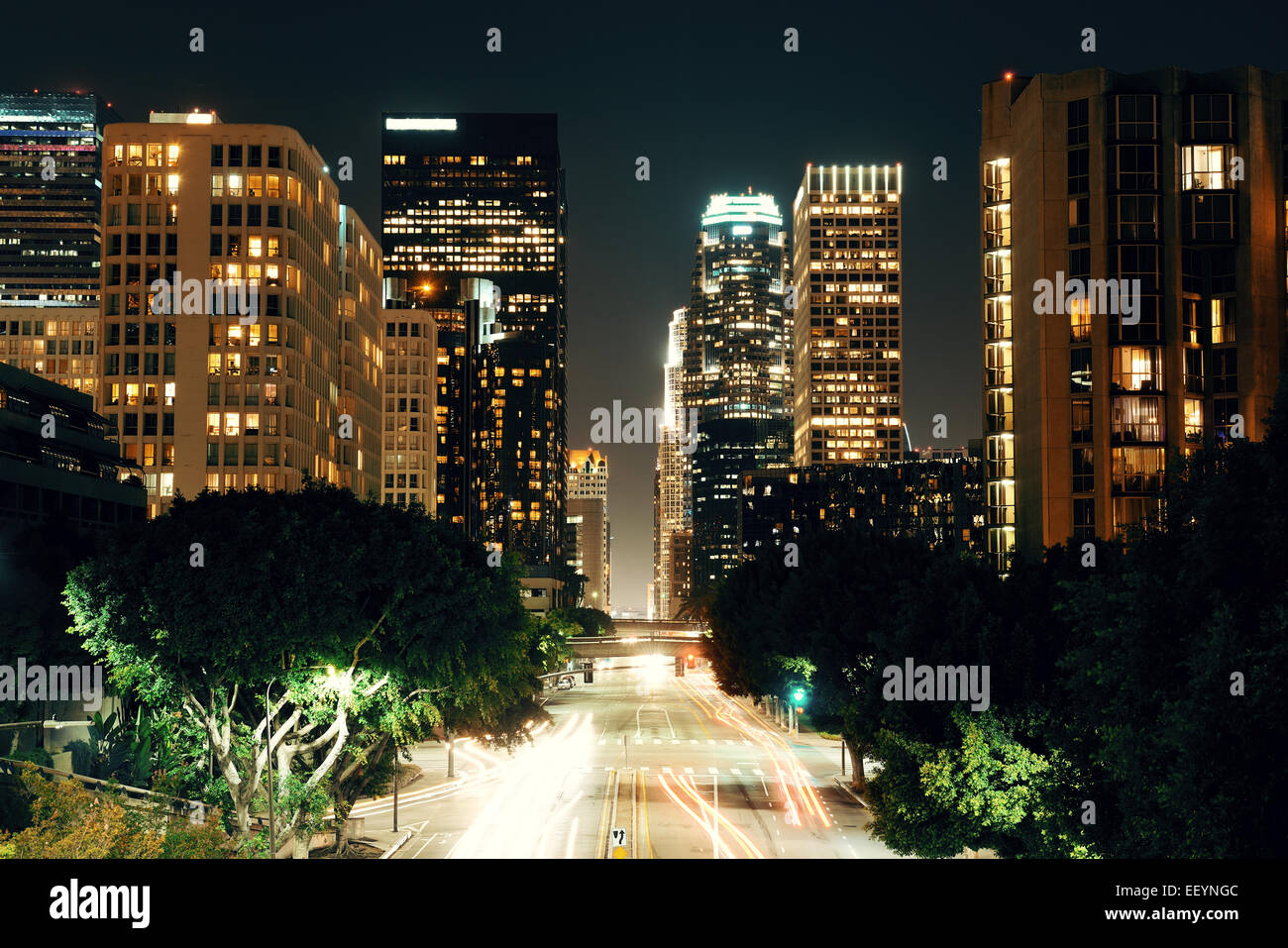 Los Angeles downtown street view di notte Foto stock - Alamy