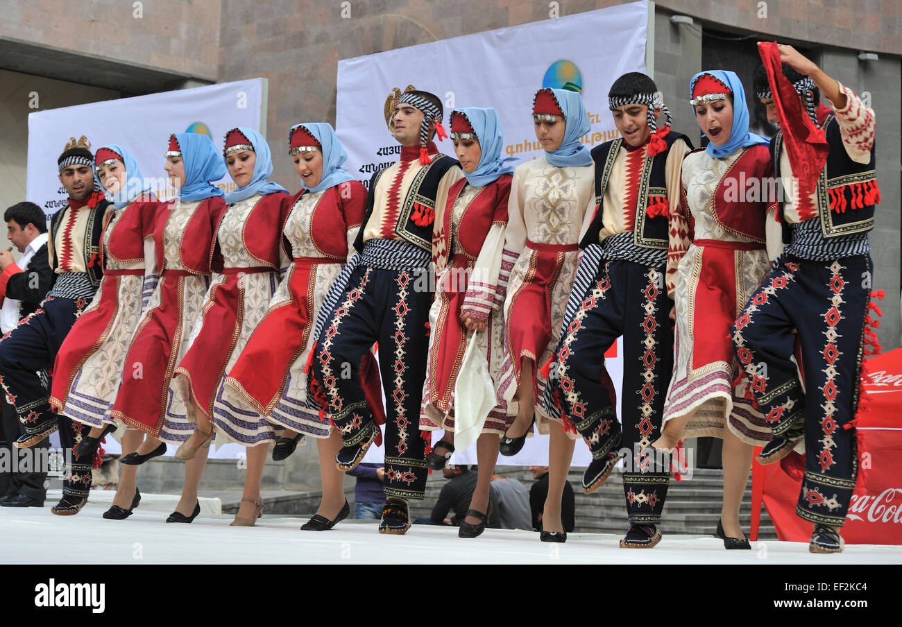 Danza armena immagini e fotografie stock ad alta risoluzione - Alamy