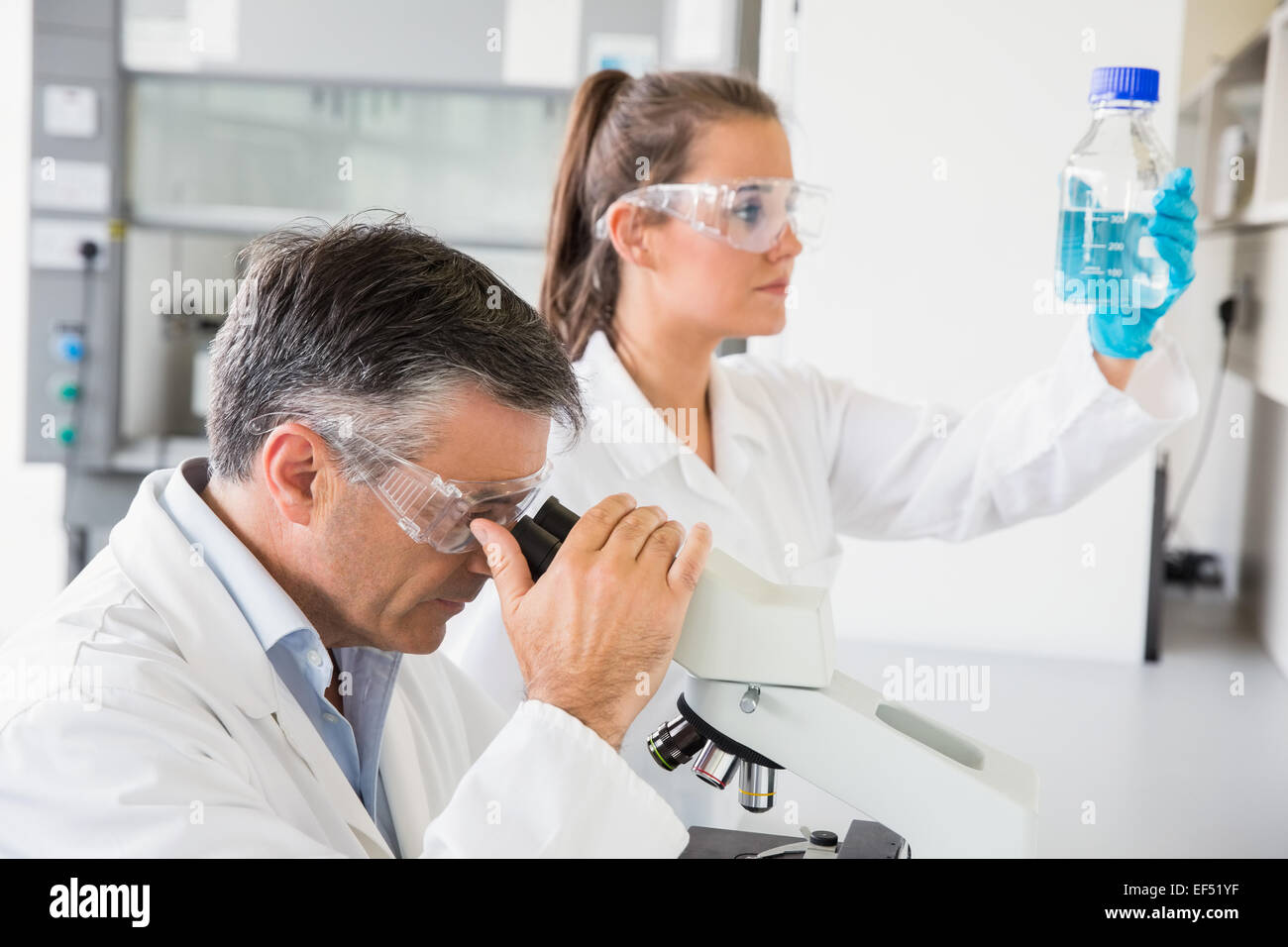 Scienziati al lavoro immagini e fotografie stock ad alta risoluzione ...