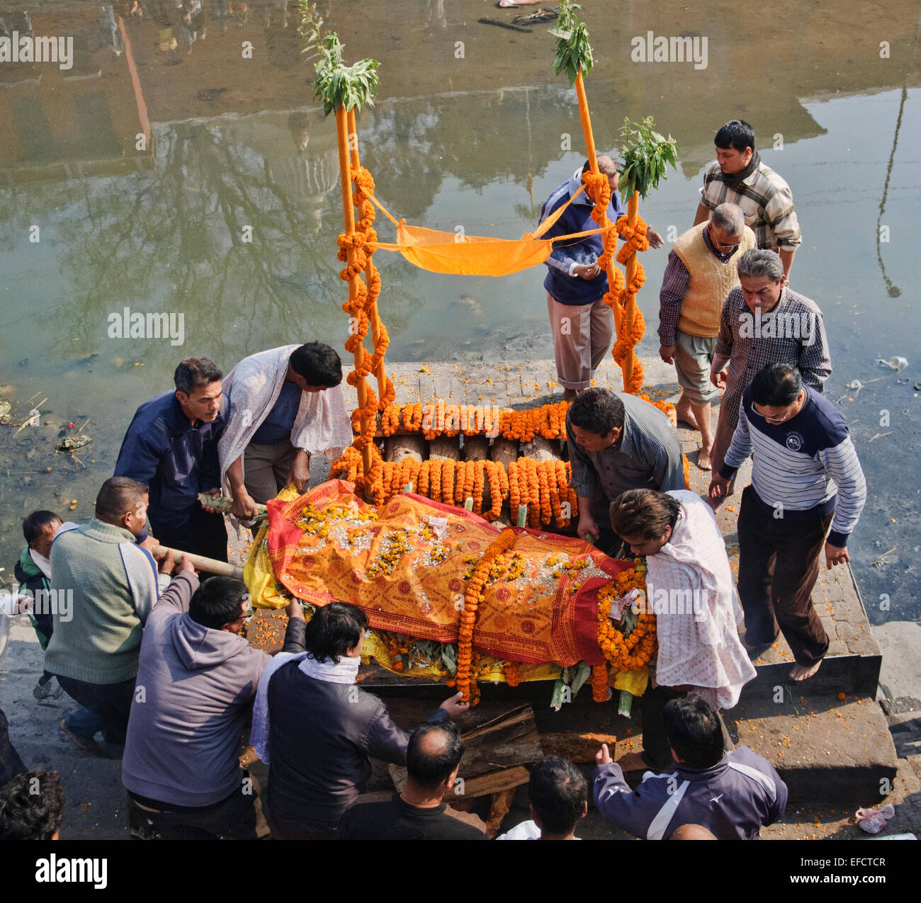 I riti funebri o la masterizzazione di morti in Pashupatinath a ...