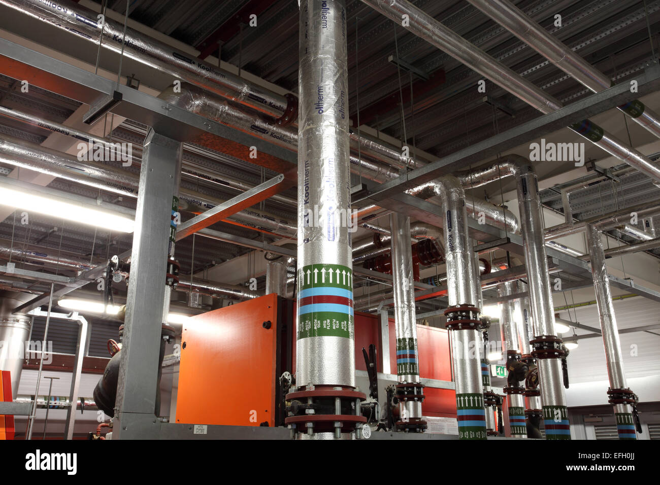 Caldaia a biomassa e piping industriale in un impianto di biomasse Foto ...