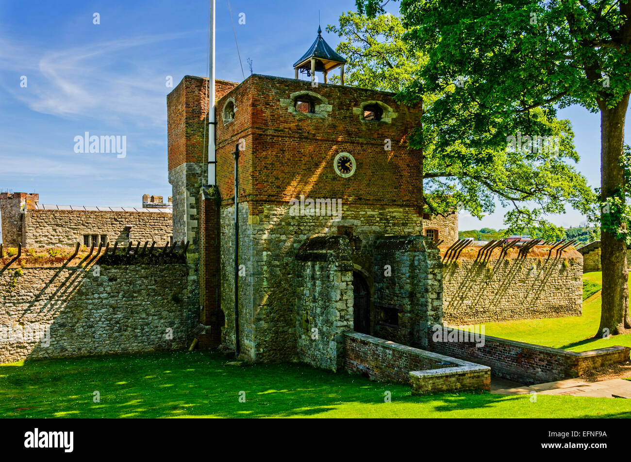 Le pietre e mattoni a vista torre in pietra del rivellino e due pareti ...