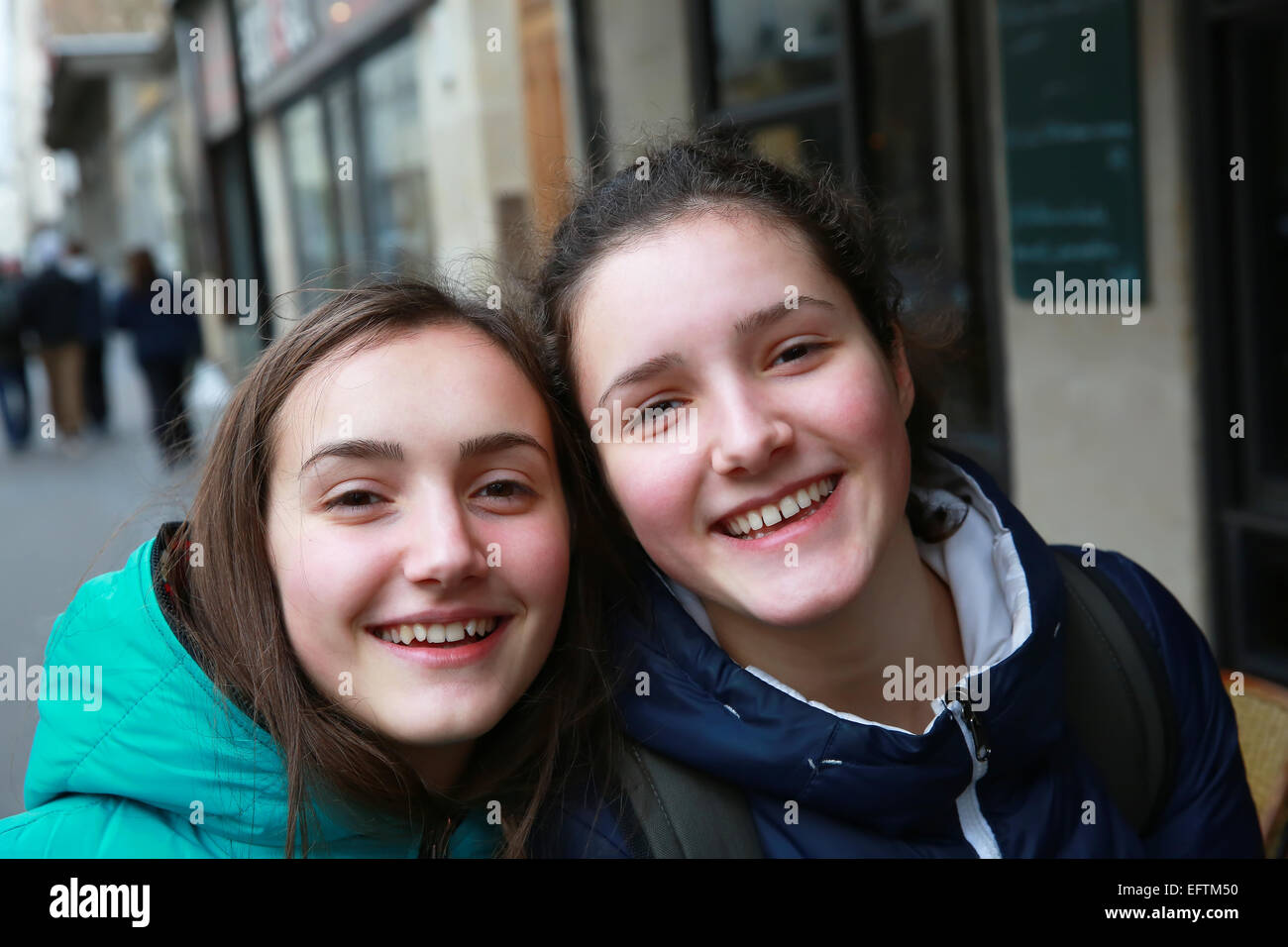 Ragazze per strada immagini e fotografie stock ad alta risoluzione - Alamy