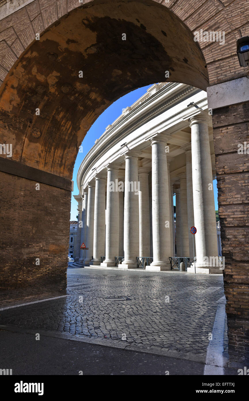 Grandi colonne bianche del Colonnato esterno la Basilica di San Pietro ...