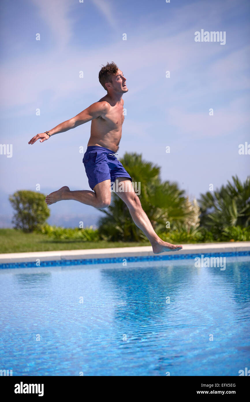 Uomo in piscina immagini e fotografie stock ad alta risoluzione - Alamy