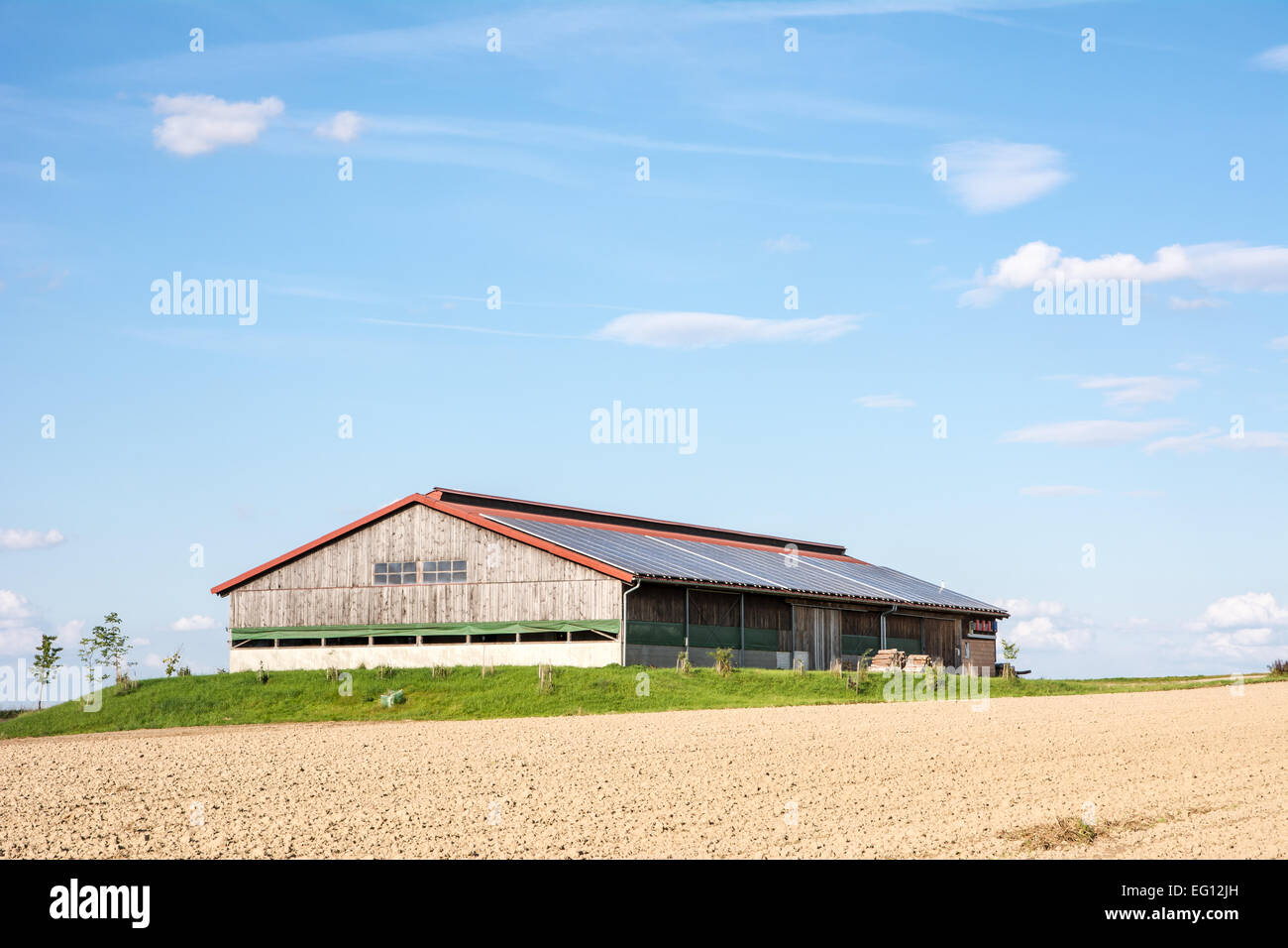 Edificio moderno con il fotovoltaico immagini e fotografie stock ad ...