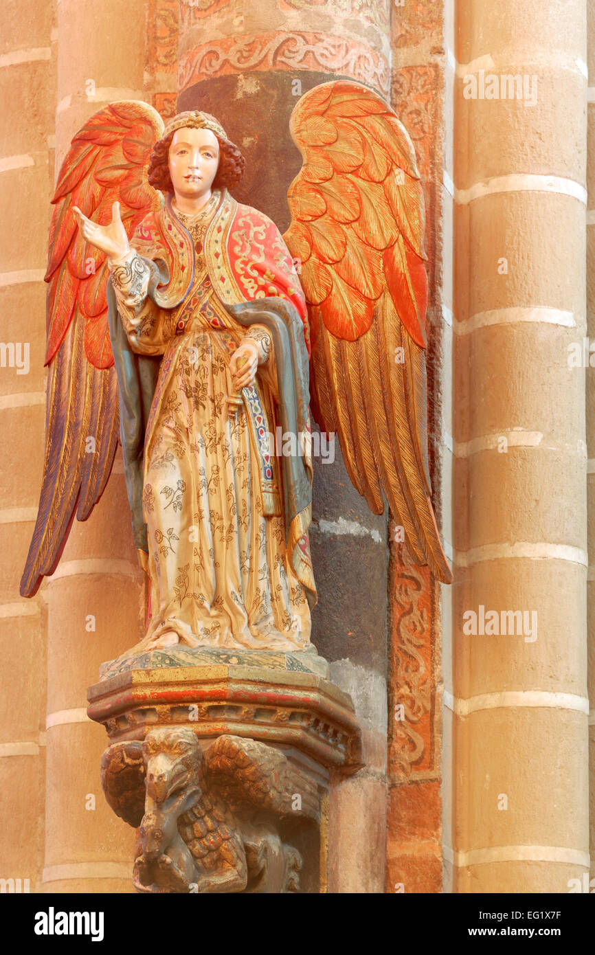 Statua di San Michele Arcangelo interno della Cattedrale (Se de Evora ...