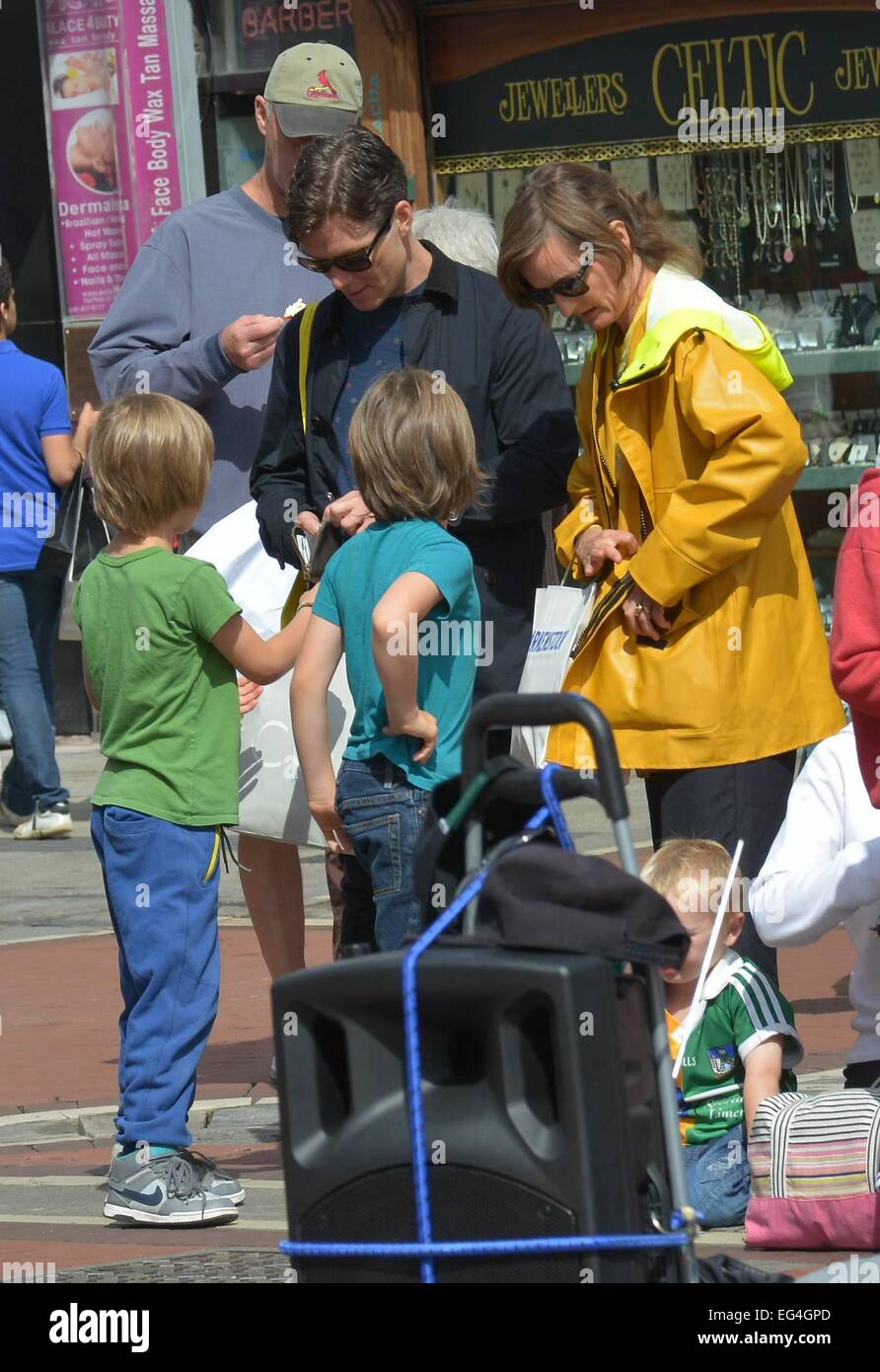 Cillian Murphy, moglie Yvonne e i loro figli Malachy e Aran guardare la ...