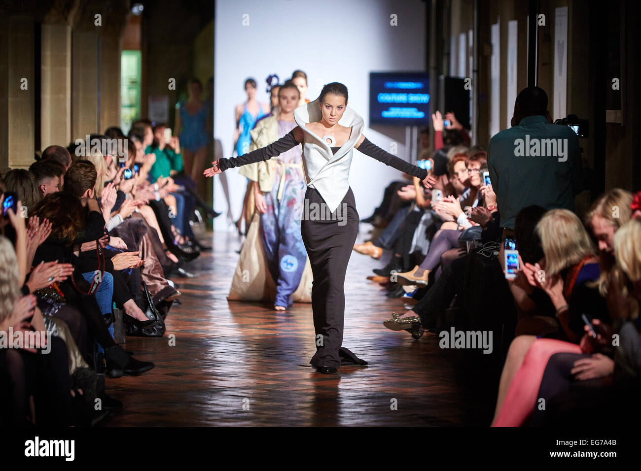 Passerella alla moda immagini e fotografie stock ad alta risoluzione ...