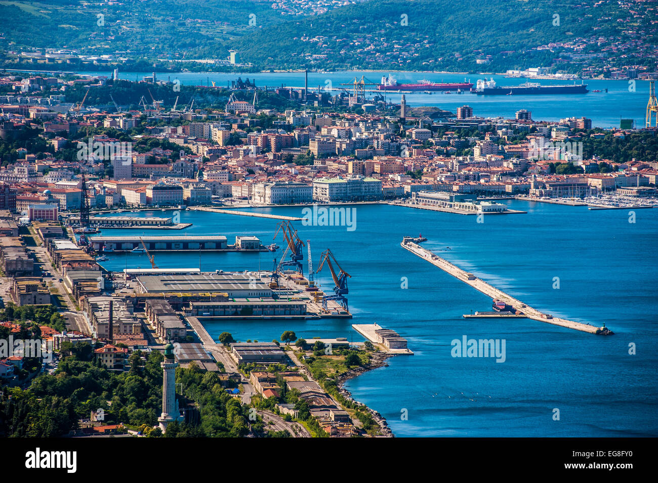 Trieste, Italia - Una vista della città, il vecchio porto,il faro e il ...