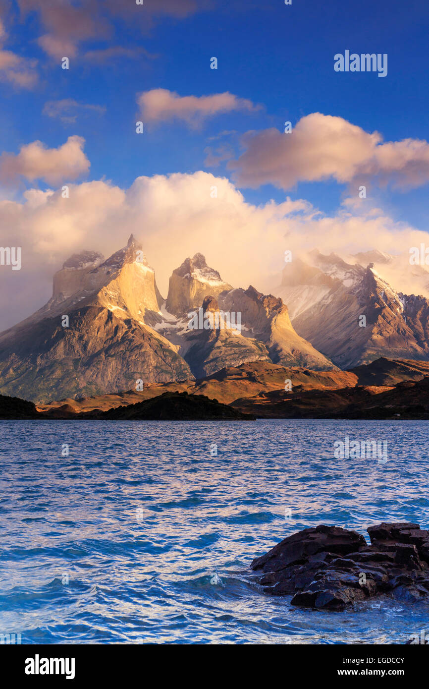 Torres del paine sunrise patagonia immagini e fotografie stock ad alta ...