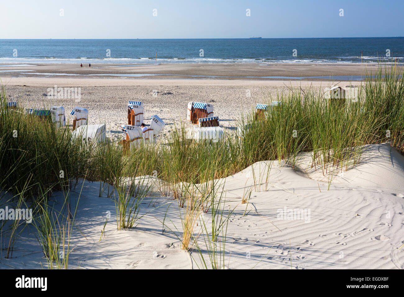 Sedie di spiaggia e dune, Spiekeroog Island, nel Mare del Nord est ...