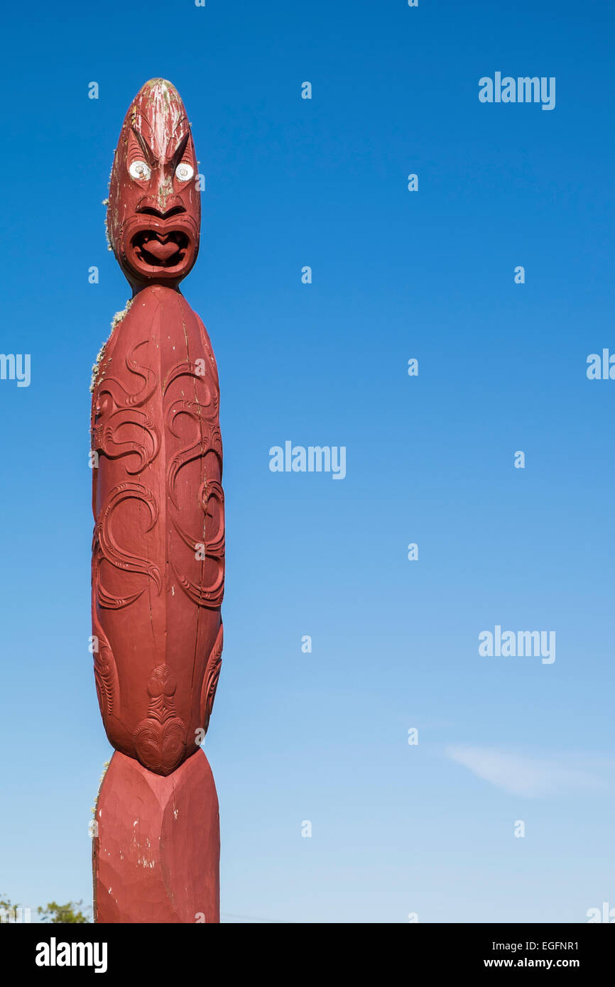 Maori pou whenua pali intagliati immagini e fotografie stock ad alta ...