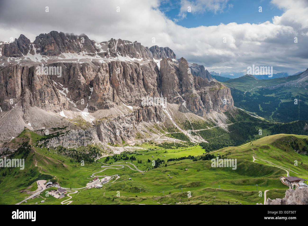 Passo Gardena, Passo Gardena, 2121m, il massiccio del Sella, Dolomiti a ...