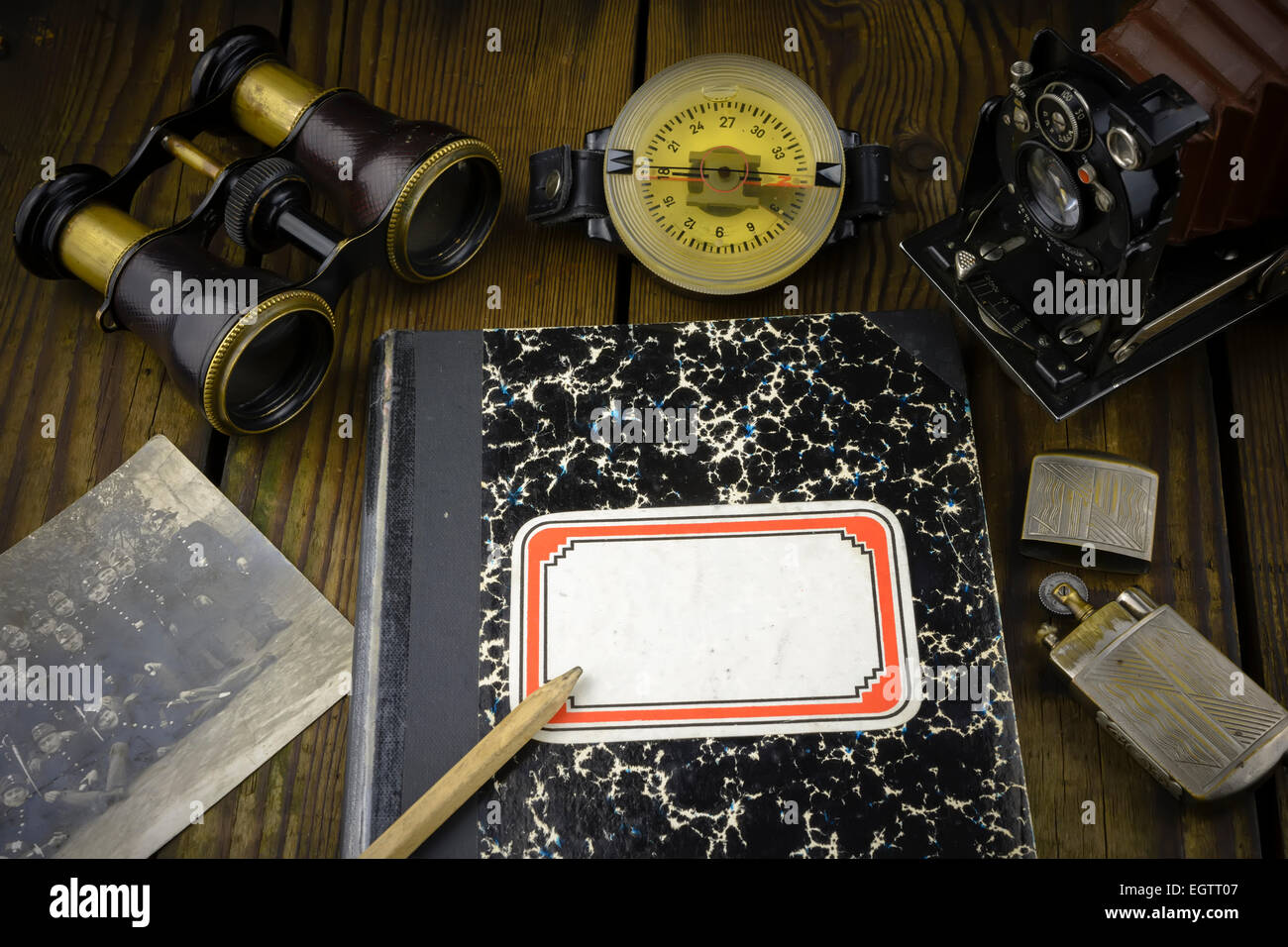 Vintage corrispondente di guerra diario reporter con binoculare ...