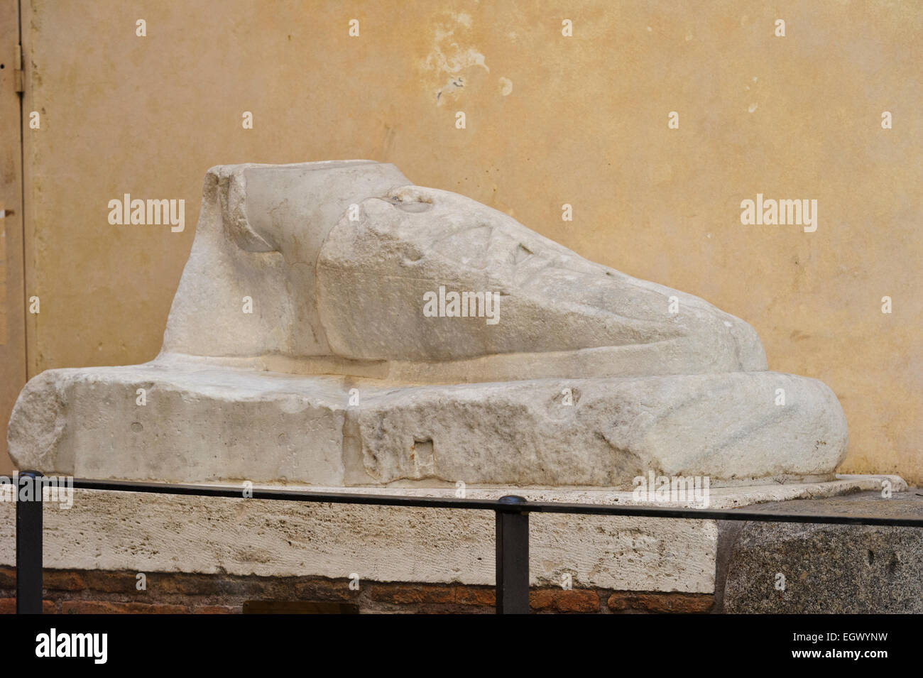 Un enorme piede romano scultura su strada di Roma, Italia Foto stock ...