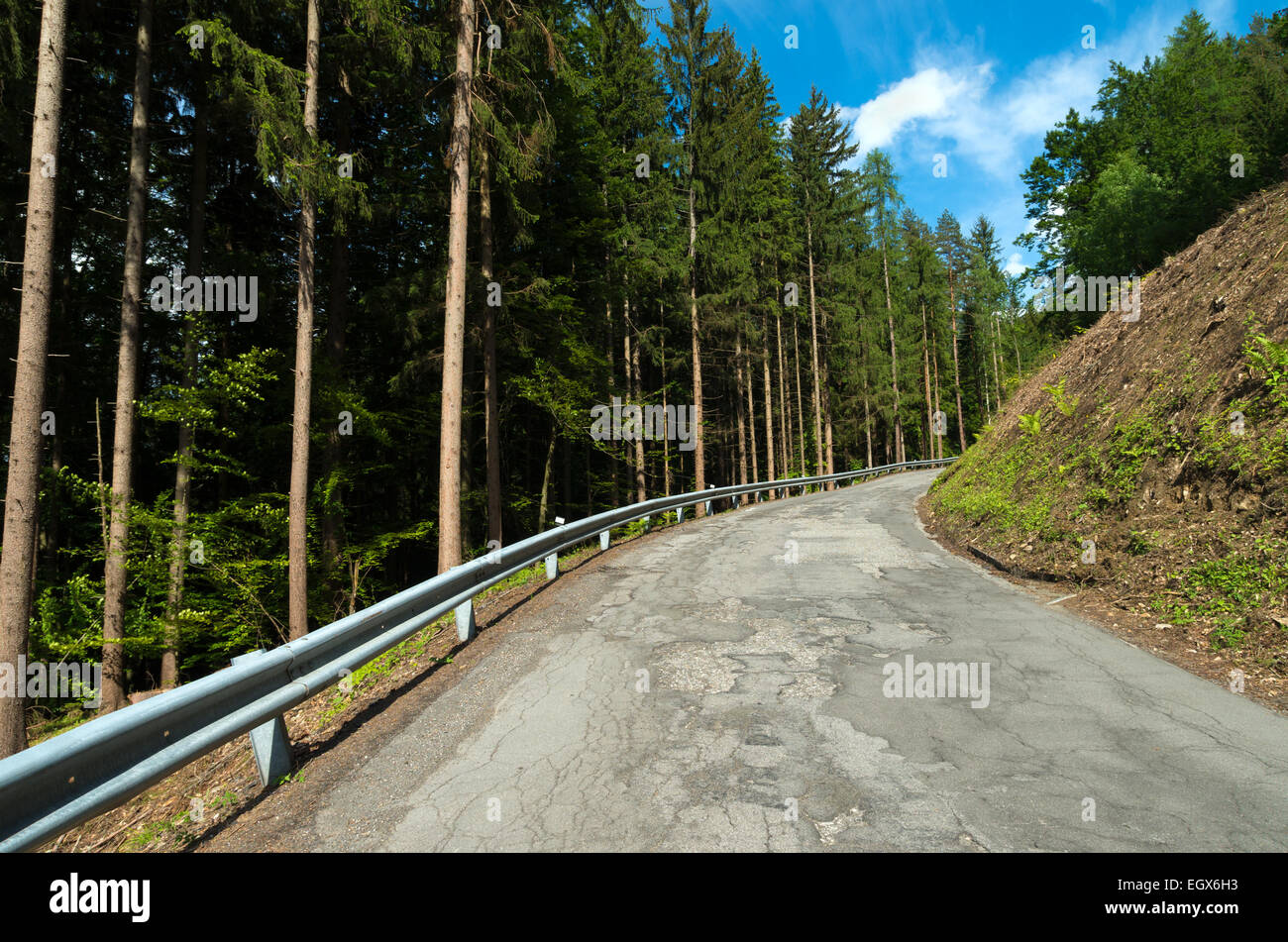 Ripida strada di montagna e verdi colline immagini e fotografie stock ...