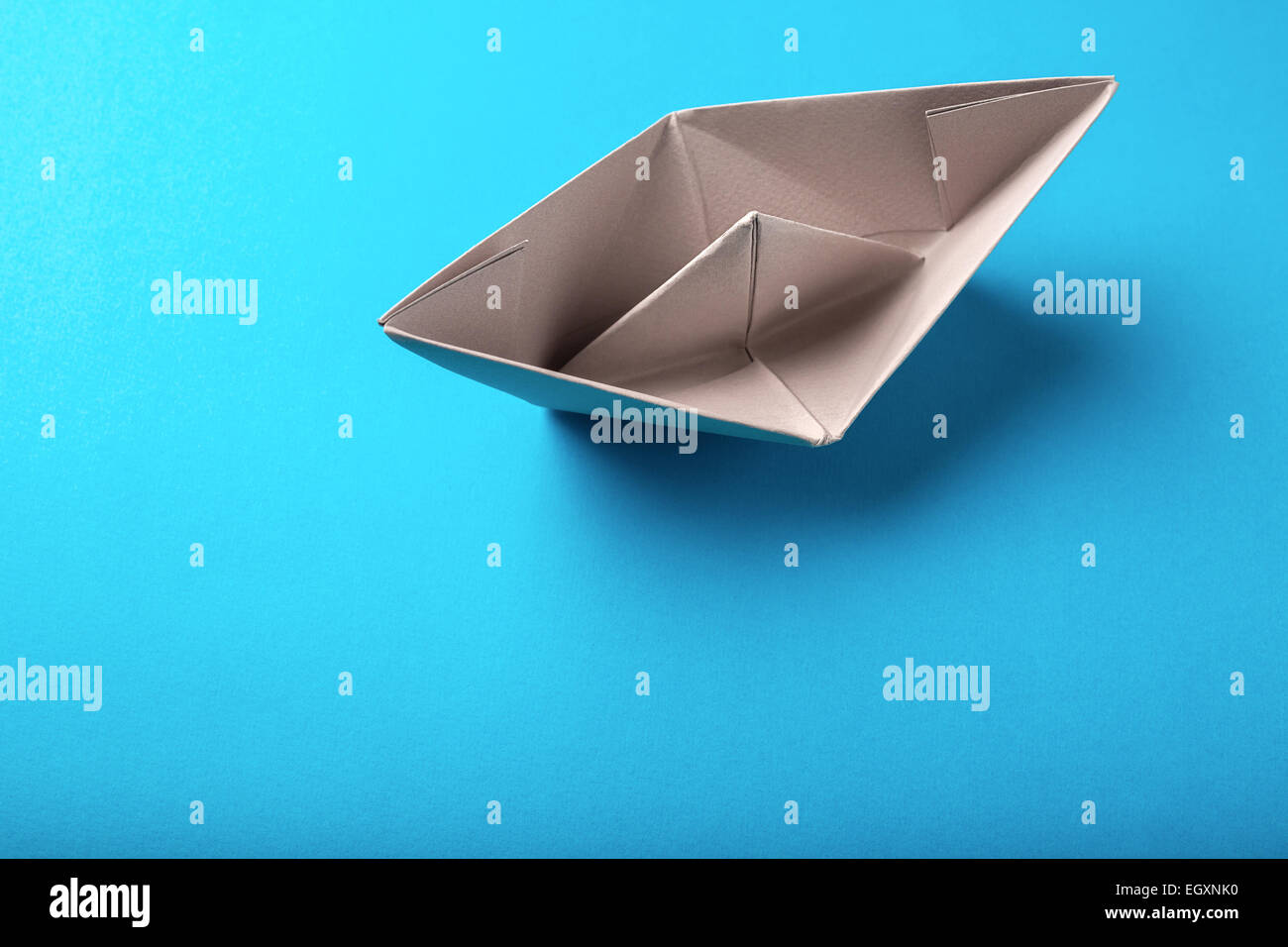 Barchetta origami immagini e fotografie stock ad alta risoluzione - Alamy