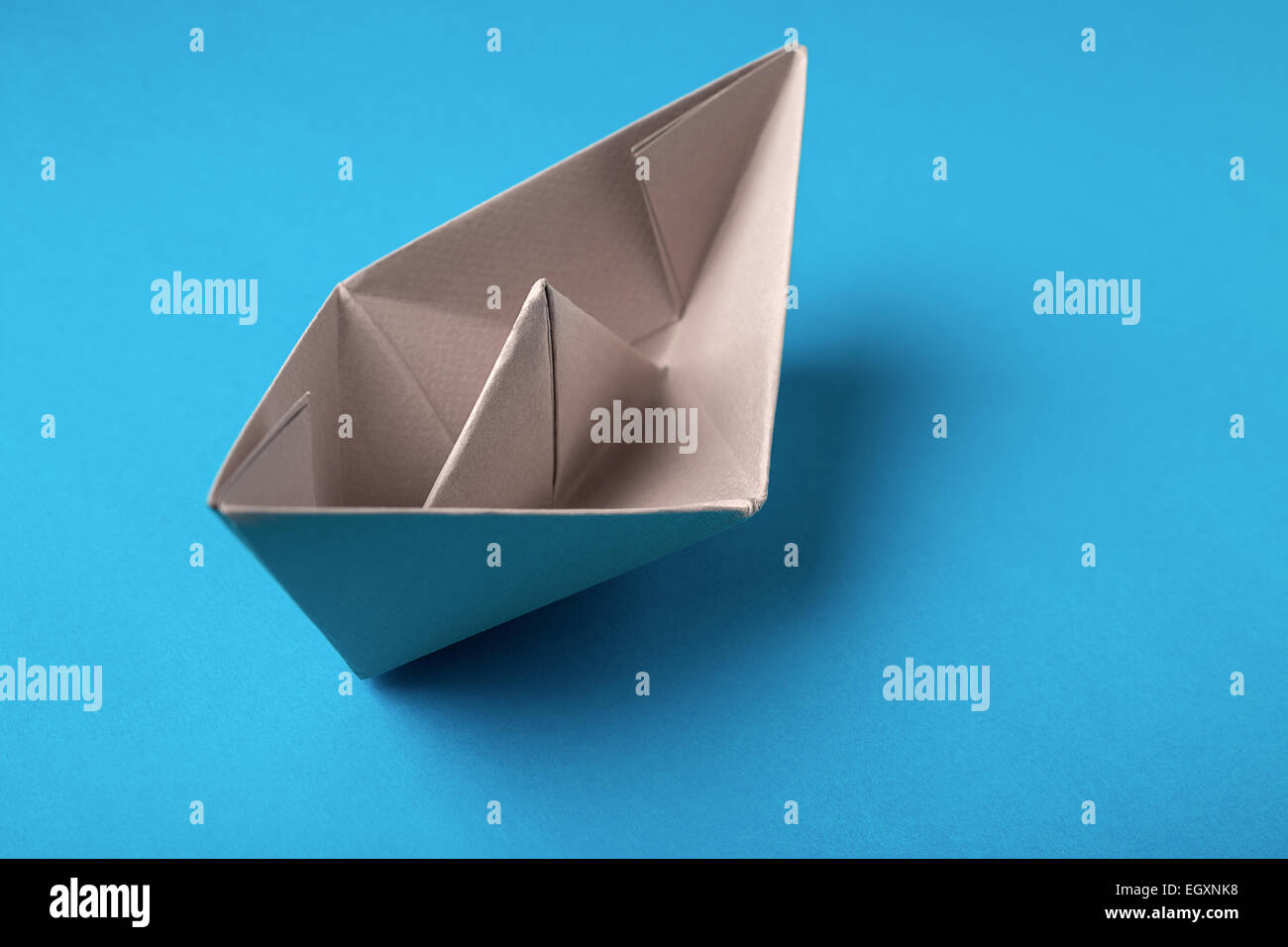 Barchetta origami immagini e fotografie stock ad alta risoluzione - Alamy