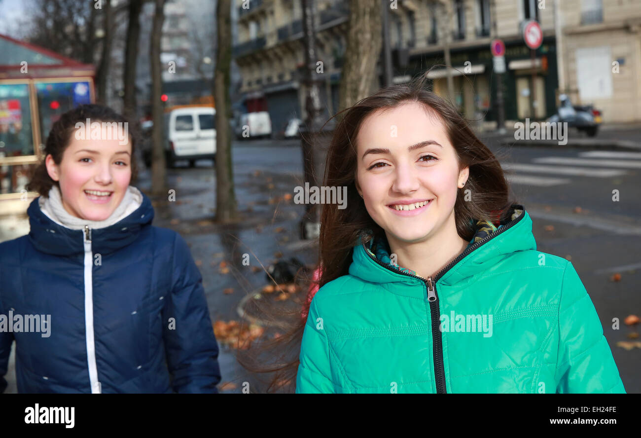 Ragazze per strada immagini e fotografie stock ad alta risoluzione - Alamy