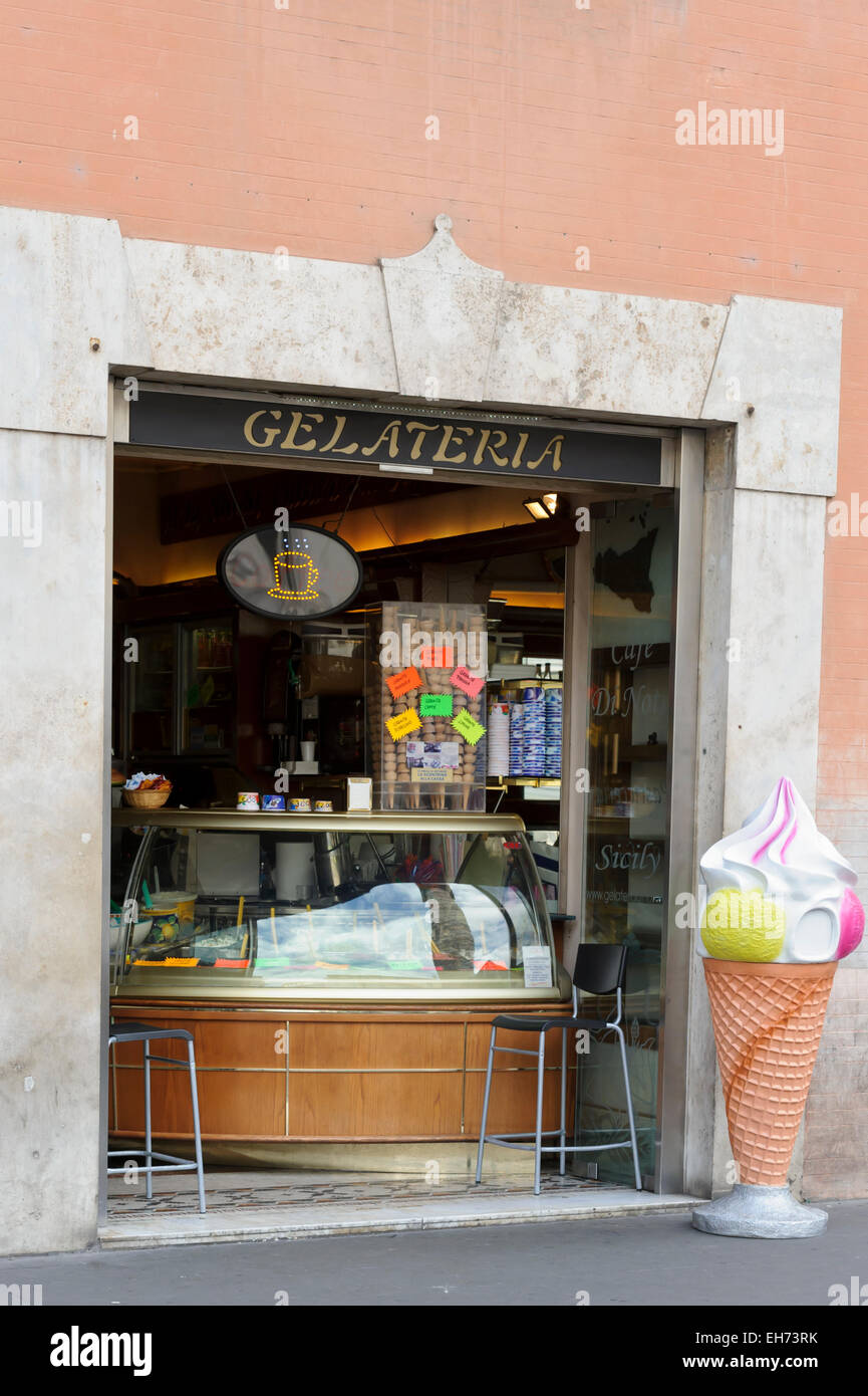 Sign gelateria immagini e fotografie stock ad alta risoluzione - Alamy