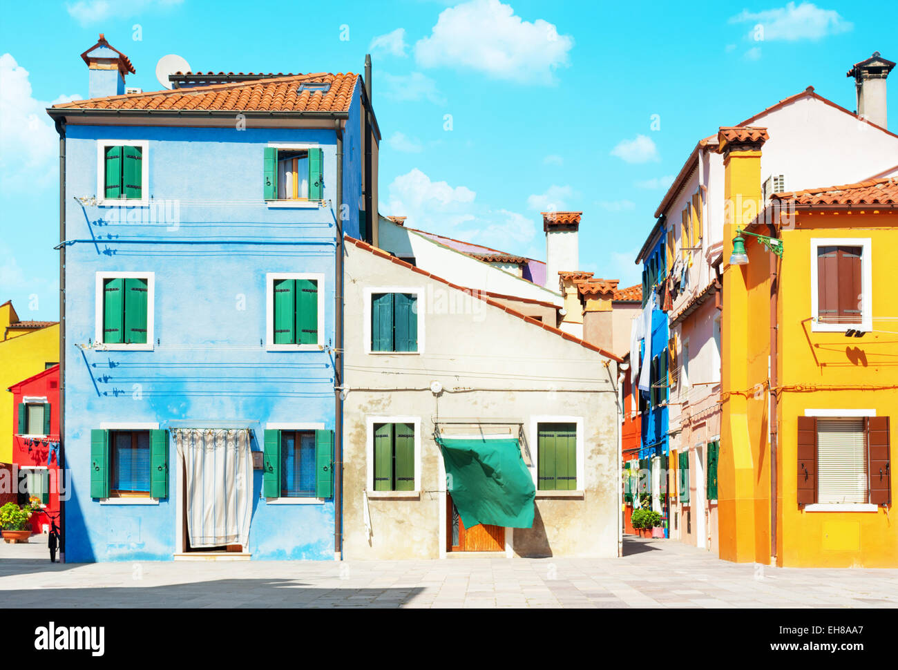 Vecchie case colorate immagini e fotografie stock ad alta risoluzione ...