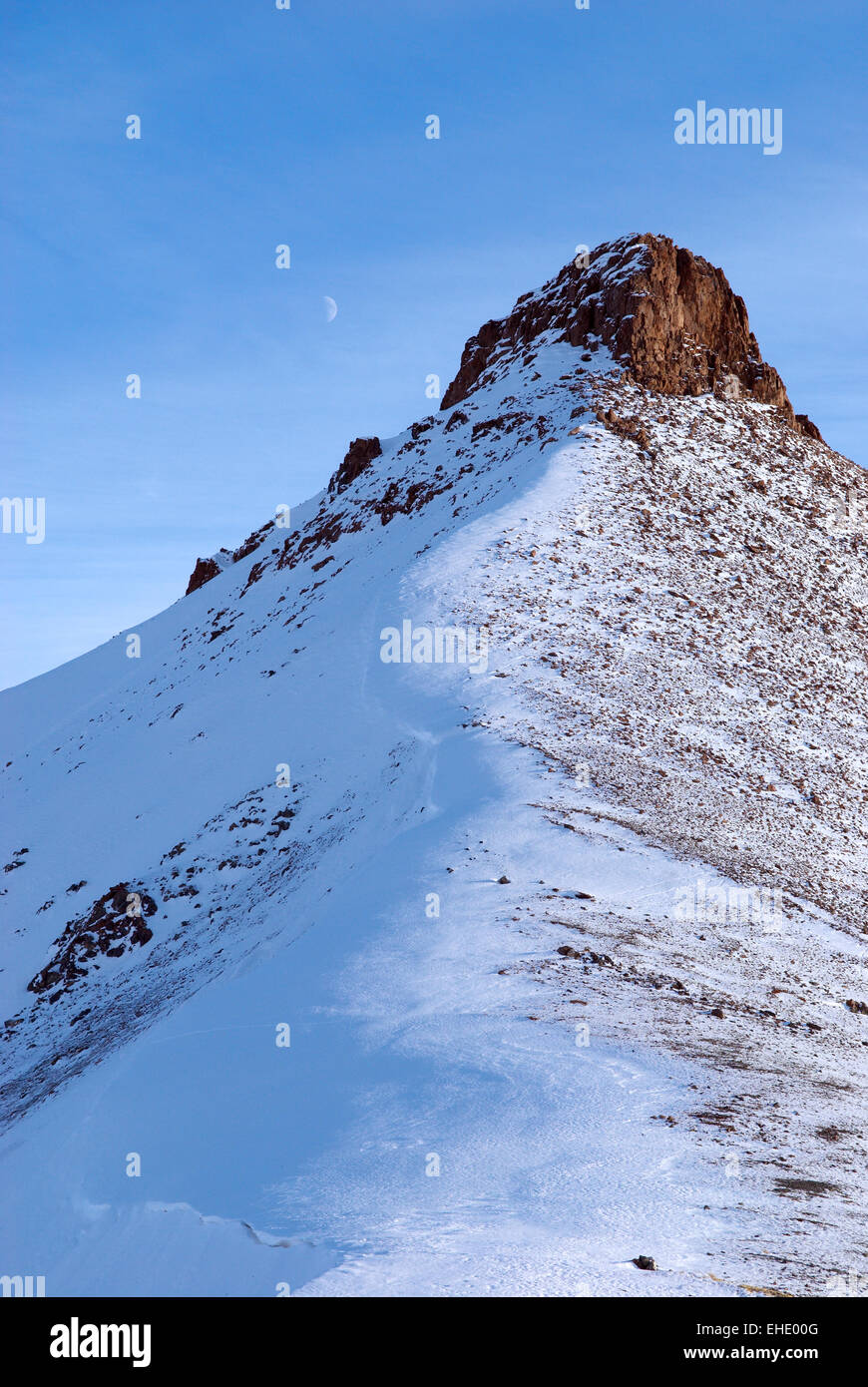 Picco di montagna e luna immagini e fotografie stock ad alta ...