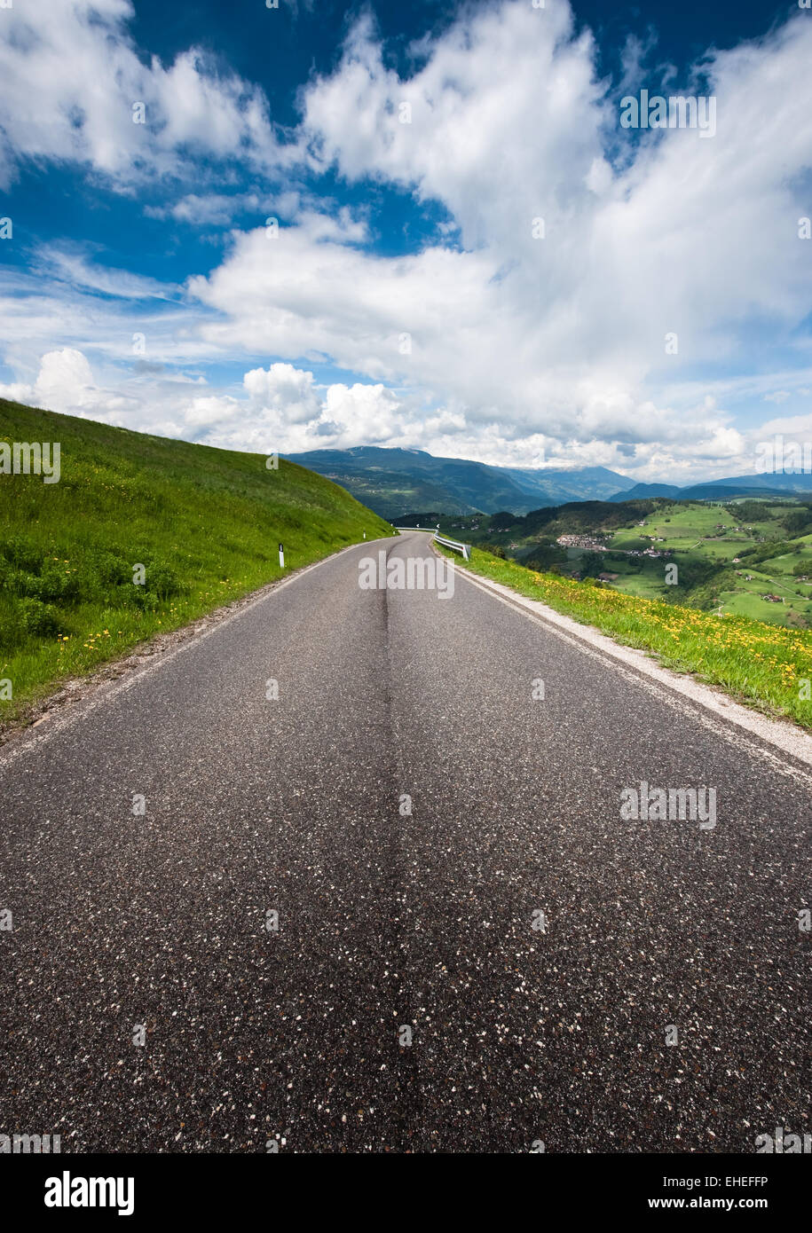 Country road immagini e fotografie stock ad alta risoluzione - Alamy