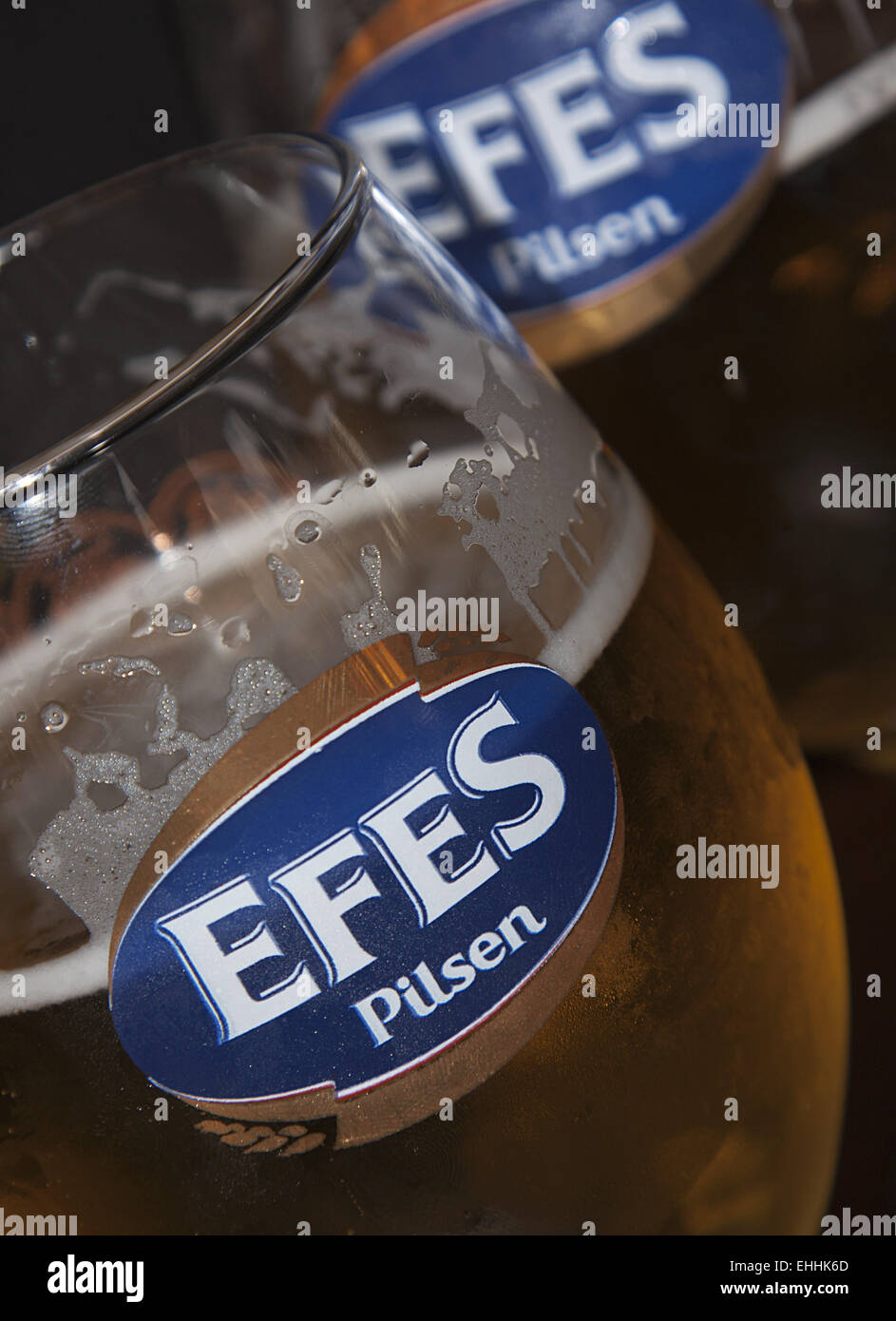 Glass of efes beer immagini e fotografie stock ad alta risoluzione - Alamy