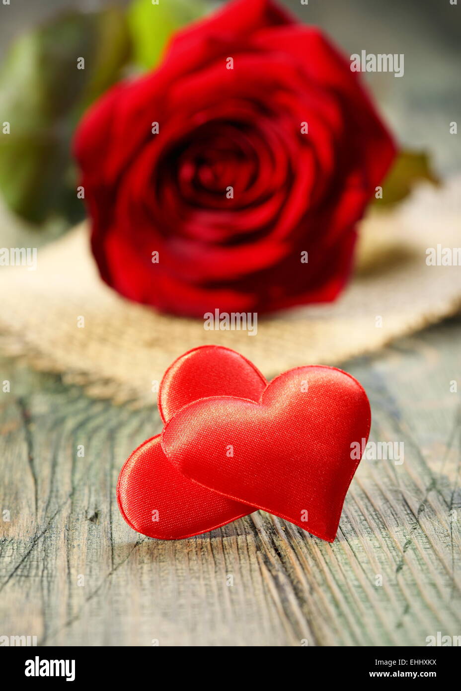 Due cuori e fiori immagini e fotografie stock ad alta risoluzione - Alamy