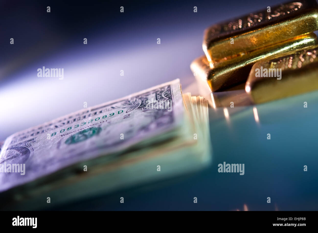 Soldi viola immagini e fotografie stock ad alta risoluzione - Alamy