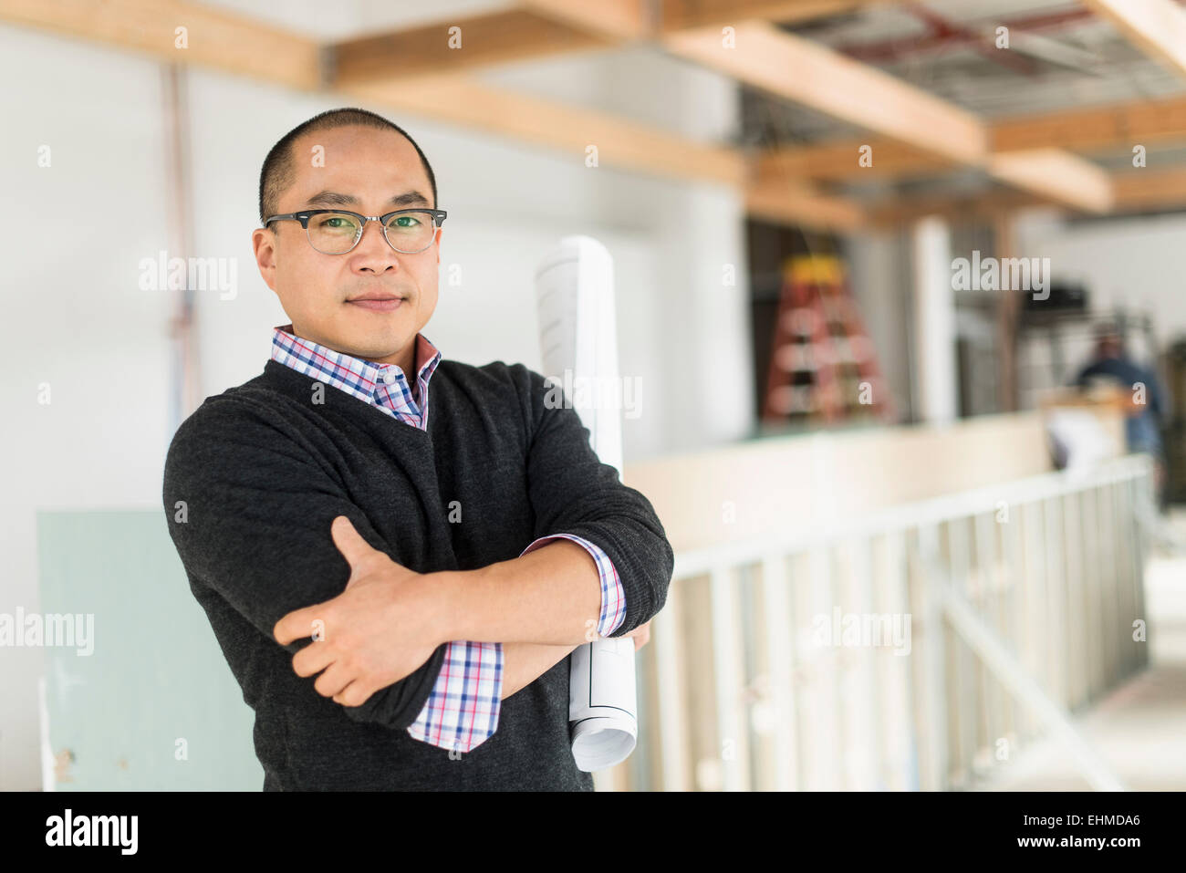 Uomo d'affari in piedi con le braccia incrociate immagini e fotografie ...