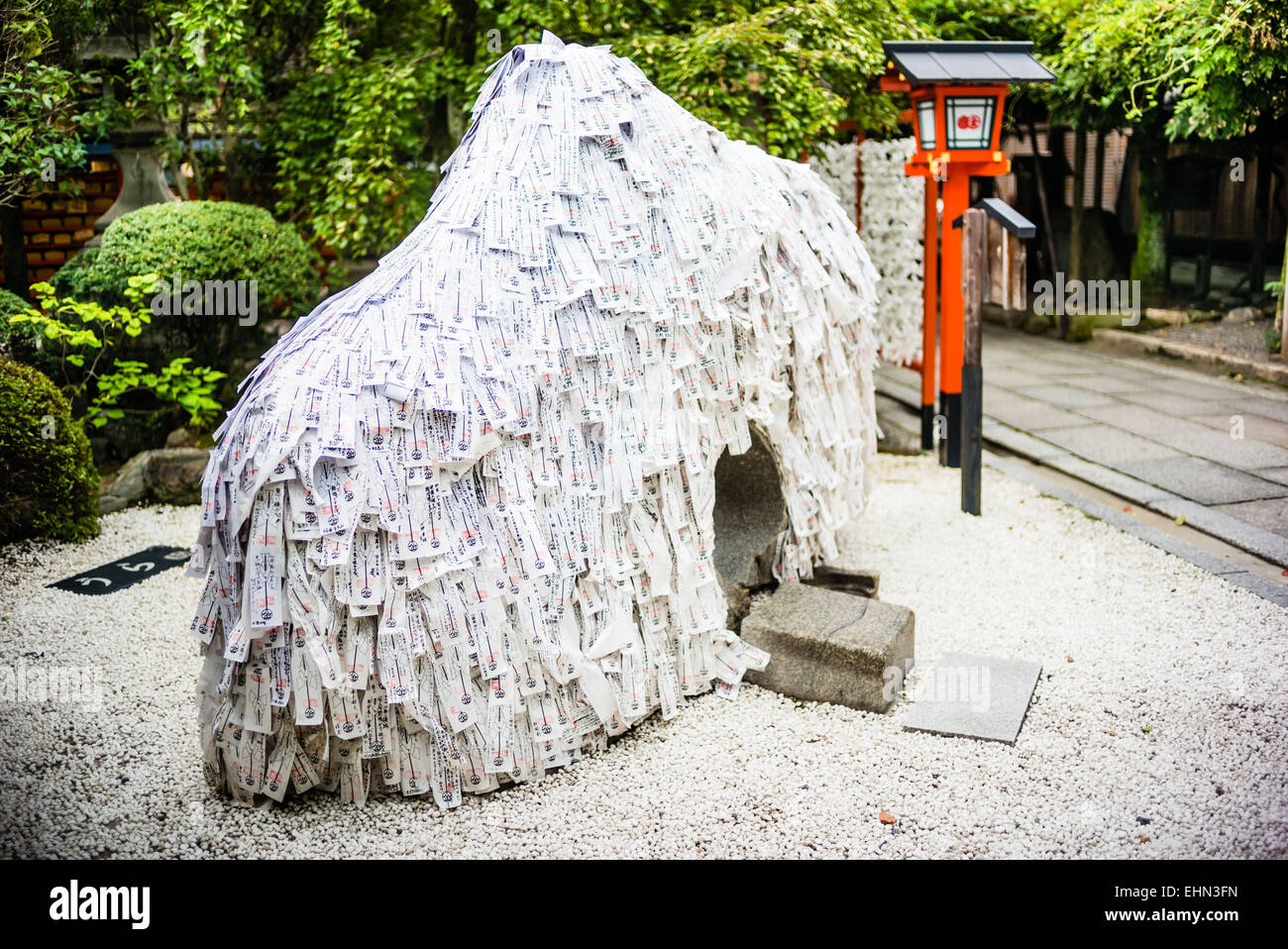 Japanese omikuji immagini e fotografie stock ad alta risoluzione - Alamy